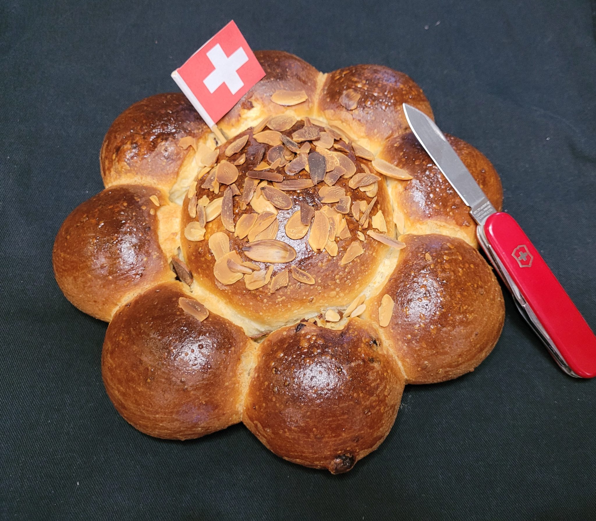 Dreikönigskuchen o Roscón de Reyes Suizo – RedBakery
